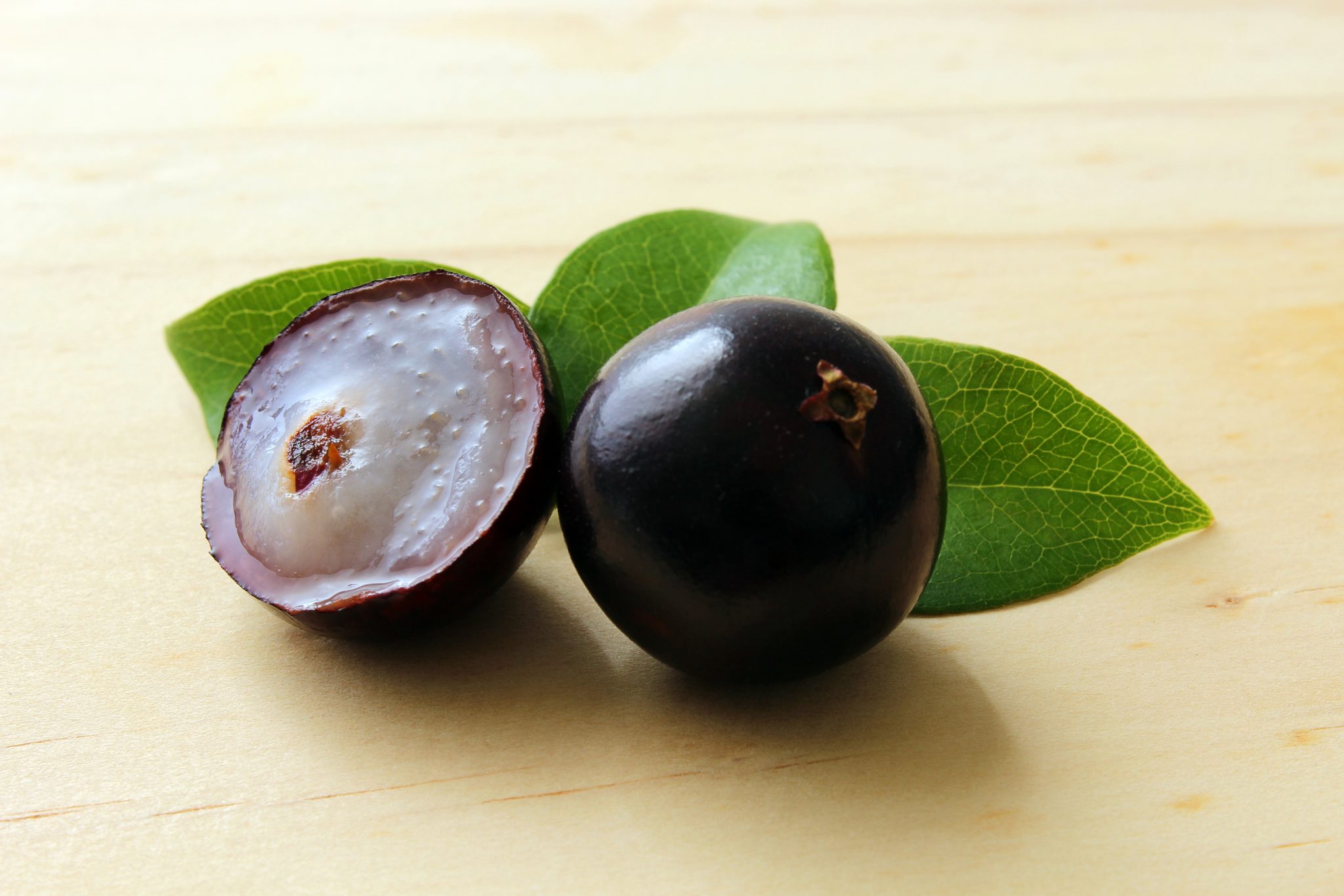 Jabuticaba: safra do mês e benefícios da fruta com a cara do Brasil ...